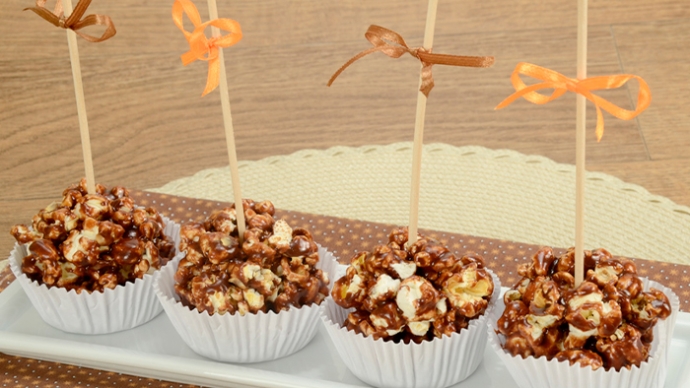 Pipoca no palito com chocolate - Blog Confiança